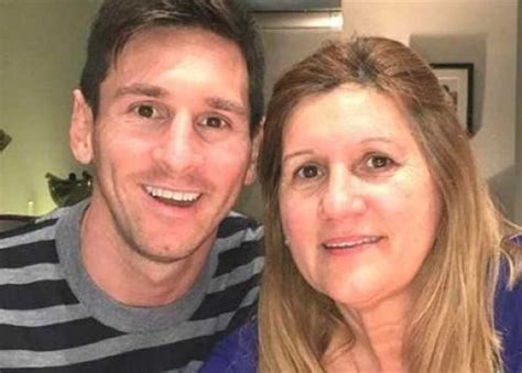 هن علاقة خاصة بين ميسي ووالدته في عيد ميلاده الـ36 ركن الحياة الثابت