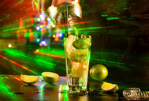 바 조명 배경에 모히토 칵테일을 만드는 바텐더의 클로즈업 재료 및 기구 Gin Tonic에 대한 스톡 사진 및 기타 이미지 Gin Tonic 감귤류 과일 고명