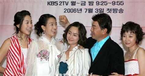 이덕화 꽃밭 에서 웃는 얼굴로 돌아봐요~ [md포토]