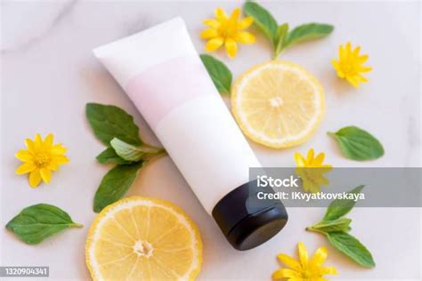 레몬 슬라이스와 흰색 대리석 배경에 뷰티 스파 의료 스킨 케어 및 화장품 로션 튜브 크림 포장 제품 과일 비타민 C 허브 추출물 감귤류 과일에 대한 스톡 사진 및 기타