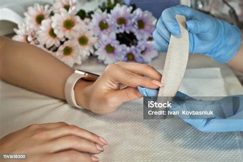 마스터는 미용실에서 매니큐어를 만든다 장갑 소녀입니다 배경에서 꽃입니다 손 근접 촬영 기계류에 대한 스톡 사진 및 기타 이미지 Istock