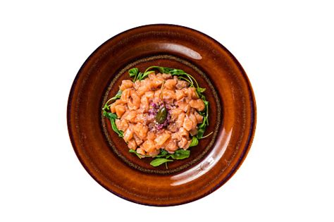 Tartar Atau Tartare Dengan Ikan Salmon Bawang Merah Arugula Dan Caper