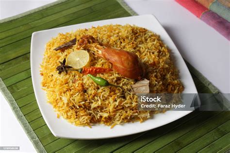화이트 배경 인도 또는 파키스탄 유명한 마살라 쌀 음식에 전통적인 그릇에 맛있는 매운 치킨 Biryani 감자와 고기는 이