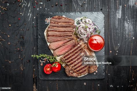 건조 숙성 바베큐 Ribeye 스테이크 T뼈 쇠고기 스테이크 허브와 소금큰 필레 조각으로 슬라이스 미국 육류 레스토랑 배너 메뉴