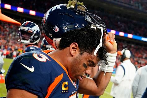 Russell Wilson Leaves Broncos Loss To Chiefs With Concussion The