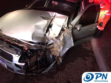 Carro Bate Em Caçamba No Bairro Ipanema Em Patos De Minas