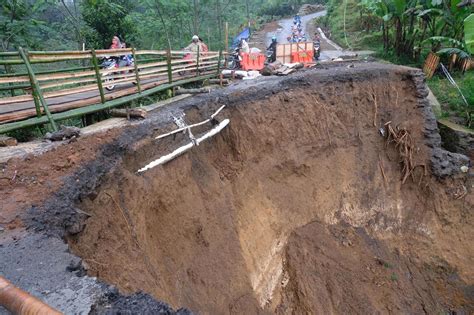 FOTO Jalan Antarkecamatan Di Wonosobo Terputus Akibat Tanah Longsor