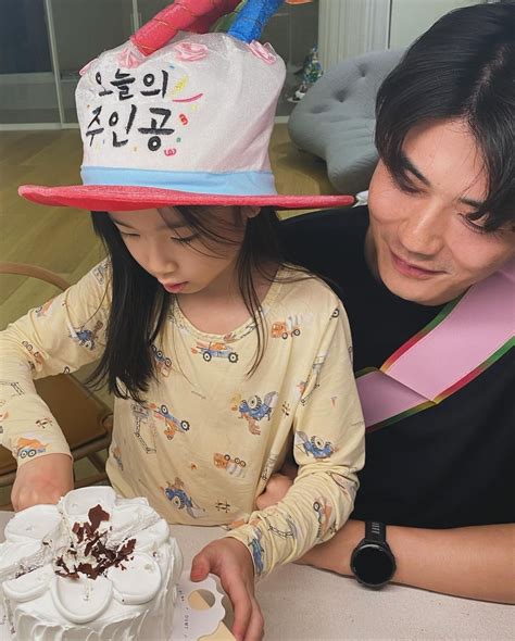 한혜진♥기성용 반반씩 똑닮은 딸 얼굴 공개했다