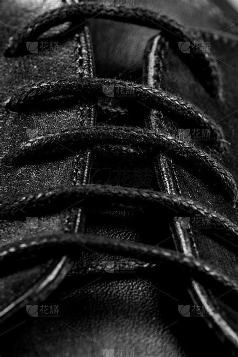 近景与黑色鞋带的靴子