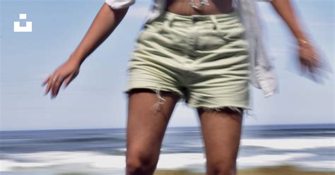 스케이트보드를 타고 있는 여자 사진 Unsplash의 무료 소녀 이미지