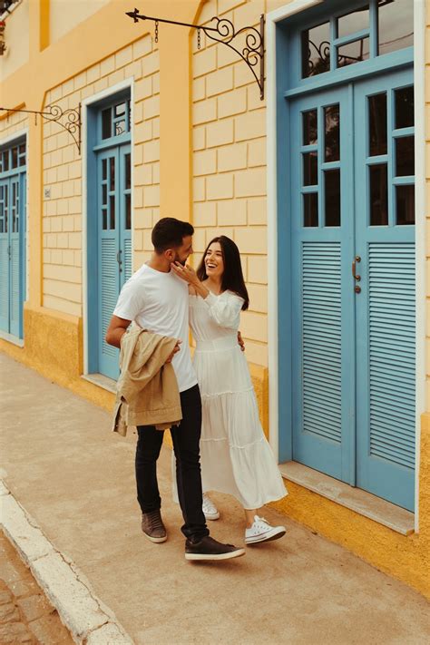 Un Homme Et Une Femme Debout Devant Un Immeuble Photo Photo Vêtements