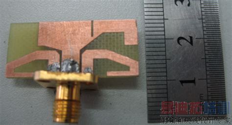 小型共面波导馈电的超宽带天线设计 天线设计