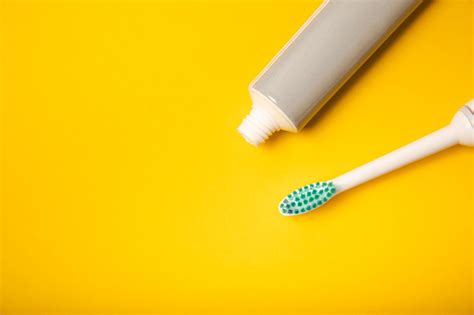 음파 전동 칫솔 치약 구강 세정제 치실 혀 클리너가 노란색 배경에 있다 구강 위생 치과 치료 치과 개념입니다 텍스트를 위한 위치입니다 복사 장소 0명에 대한 스톡 사진 및