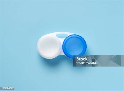 파란색 배경에 놓인 콘택트렌즈의 케이스 위에서 본 모습 콘택트렌즈 케이스에 대한 스톡 사진 및 기타 이미지 콘택트렌즈 케이스 안경집 콘택트렌즈 Istock