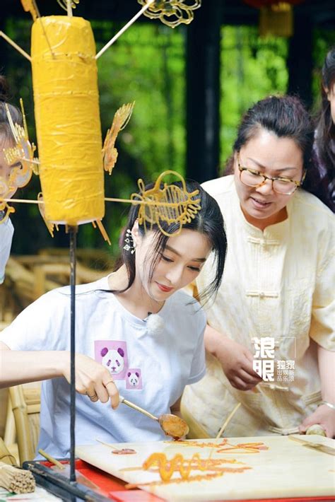 组图：范冰冰穿白t朴素装扮学艺 仍盖不住高颜值 《挑战者联盟》正在成都火热录制，范冰冰一身白色t恤配黑色蓬蓬裙，非常朴素简单的打扮，认真的