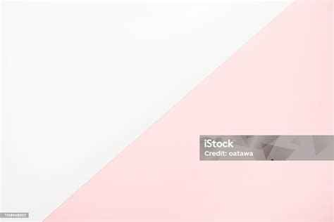 흰색과 분홍색 파스텔 컬러 종이 기하학적 평면 누워 배경입니다 0명에 대한 스톡 사진 및 기타 이미지 0명 각도 개념