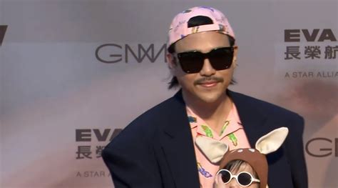 金曲紅毯／徐佳瑩女兒露臉！超q肉頰、狂嗑奶嘴成全場焦點