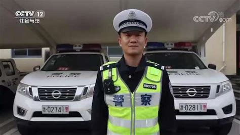 【女子高速急踩刹车，导致多车追尾】浙江台州，一女子开车上高速，包未放置在车内安全位置，行车时包包掉落，女子受到惊吓后急踩刹车，导致后方多车追尾