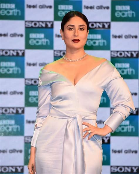 Kareena Kapoor Hot Cleavage In Low Neck Outfit