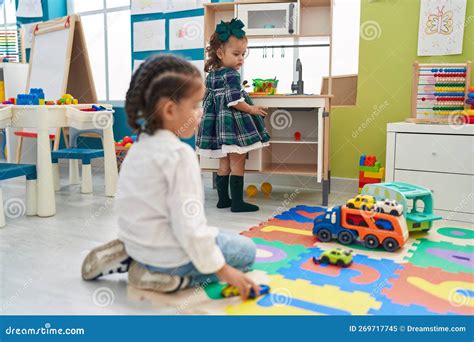 Hermano Y Hermana Jugando Con Coches Juguete Sentados En El Piso De