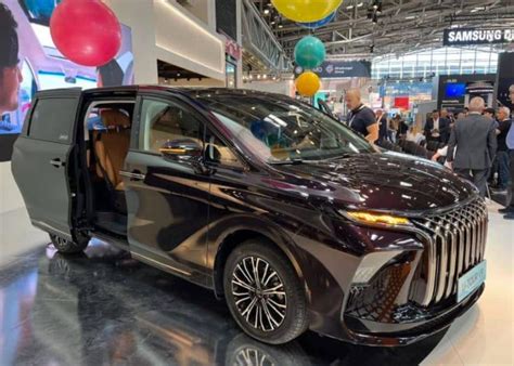 В Китае представлен минивэн Dongfeng Forthing U Tour V9