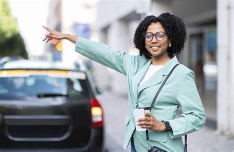 Feliz Joven Negra Cogiendo Un Taxi En La Calle Foto Premium