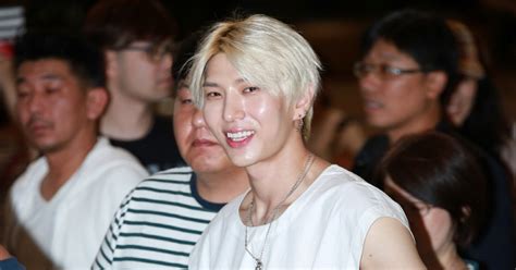 빅스vixx 레오 조명이 필요없는 눈부심 공항패션