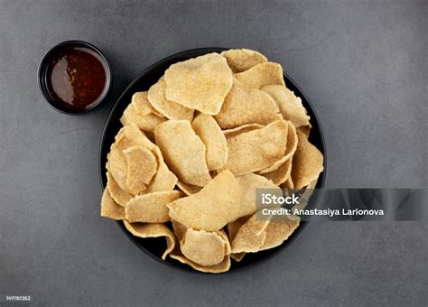 Kerupuk Udang 달콤한 칠리 소스와 회색 배경에 전통적인 인도네시아 새우 크래커 크루푹에 대한 스톡 사진 및 기타