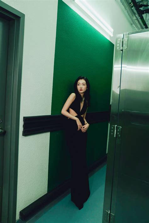 周冬雨拍胶片感写真大片 身着镂空露背裙小秀性感 搜狐大视野 搜狐新闻