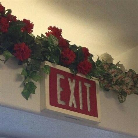 Pin De Crazydiamond Em Inspo Pintura Em Espelhos Coisas Vermelhas Papel De Parede Vermelho