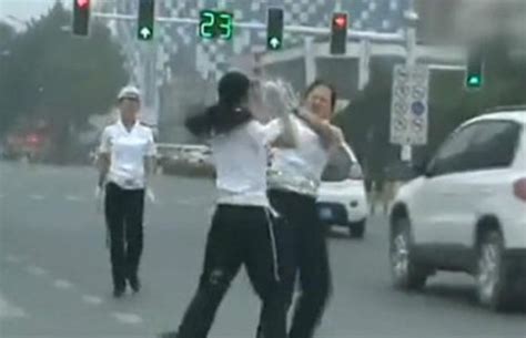 唐山两名女协警着制服街头互殴 官方称已开除 青岛新闻网