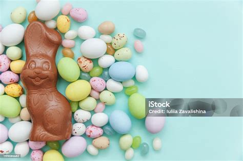 행복 한 부활절 개념입니다 휴가 준비 부활절 사탕 초콜릿 달걀 토끼와 젤리 빈 과자 트렌디 한 파스텔 블루 배경에 고립 간단한 미니멀리즘 플랫 레이탑 뷰 카피 스페이스 4