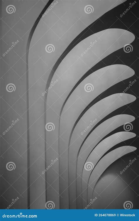 Illustrazione Verticale In Scala Di Grigio Di Una Struttura Simmetrica