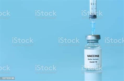 파란색 배경에 주사기가있는 병에 백신 의학 의료 및 과학의 개념 코로나바이러스 백신 텍스트공간을 복사합니다 기치 0명에 대한