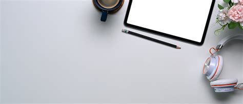 Tampilan Atas Tablet Digital Mock Up Dengan Layar Kosong Cangkir Kopi