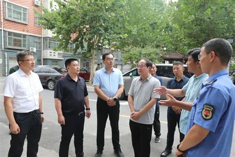 滨州市城管局党组副书记、二级调研员李伟带队到黄山街道小吕村督导调研分类工作垃圾