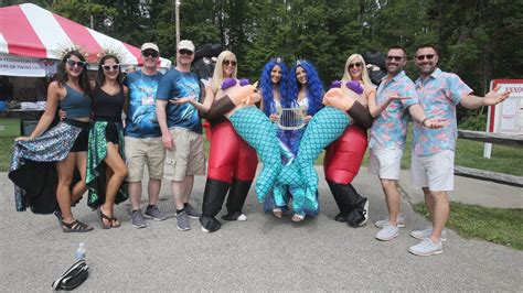 Photos Double The Fun In Twinsburg During Twins Days Festival