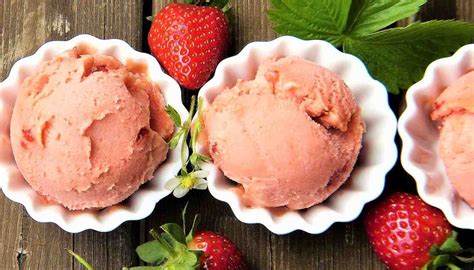 Gelato Con Fragole All Aceto Balsamico E Basilico Rinfrescante E