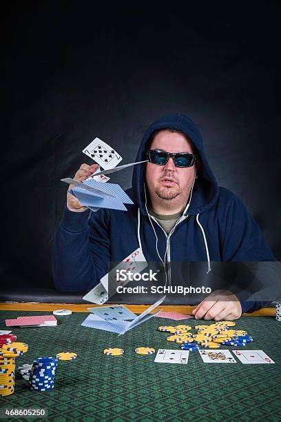 남자 게임하기 부지깽이 앉아 표 2015년에 대한 스톡 사진 및 기타 이미지 2015년 갈퀴 강 Istock