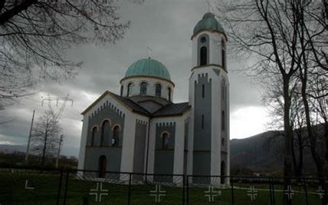 Полупани прозори на православној цркви у Сарајеву