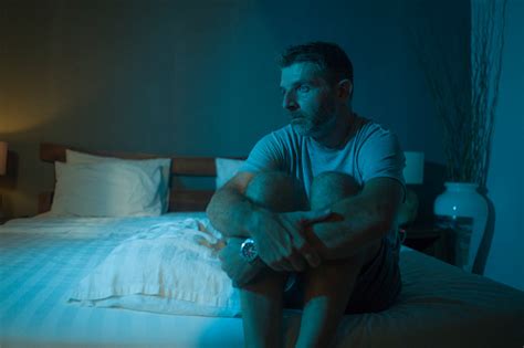 불면증과 생활 문제 개념에서 불면증을 잃은 우울증 위기와 불안 을 겪고 침대에 매력적인 우울하고 걱정 남자의 어둠 속에서 극적인 초상화 가정 생활에 대한 스톡 사진 및 기타