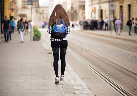 Mujer Turstica Joven Con El Paseo De La Mochila Por La Calle En La
