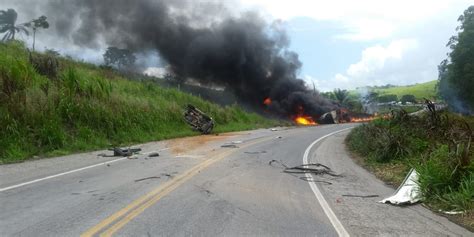 Carreta Carregada De Combustível Pega Fogo Após Batida Com Caminhonete