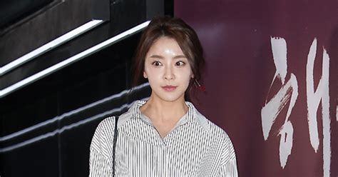 포토엔 정유미 뻥뚫린 청바지에 팔보다 긴 셔츠
