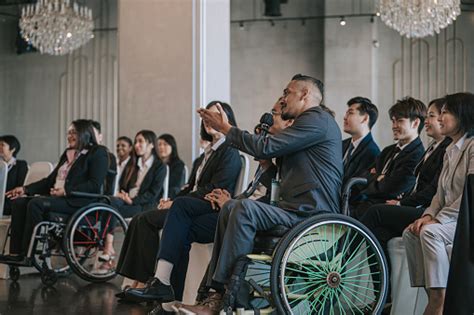 휠체어를 탄 인도 사업가가 비즈니스 컨퍼런스 세미나에서 질문을 하고 있다 40 44세에 대한 스톡 사진 및 기타 이미지 40 44세 50 54세 55 59세 Istock