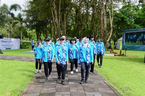 FOTO Ibu Iriana Dan Anggota OASE KIM Lakukan Penanaman Pohon Bersama