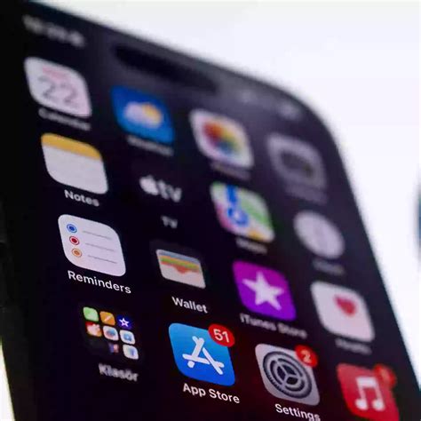 People Stunned After Realizing The Apple On The Back Of Their Iphone Is Actually A Hidden Button