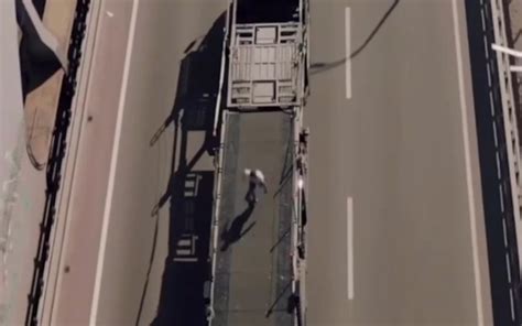 红牛跑酷冠军乌克兰亚历山大·季塔连科第一次在汽车上跑酷 Redbull极限 Redbull极限 哔哩哔哩视频