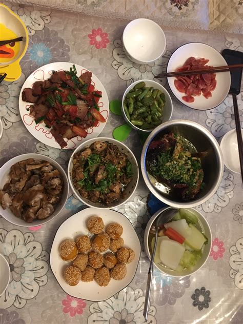 今年没有回老家，在工作的城市自己做的一桌年夜饭，南瓜糯米芝麻丸子，南瓜馒头，胡萝卜炒腊肉，老妈做的水煮儿菜，还有就是老爸做的四川凉拌鸡，老婆买