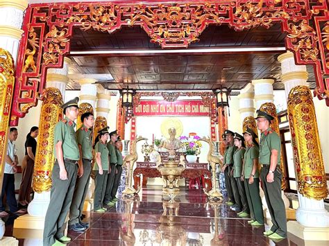Viếng đền thờ Bác Hồ và tặng quà các gia đình có hoàn cảnh khó khăn